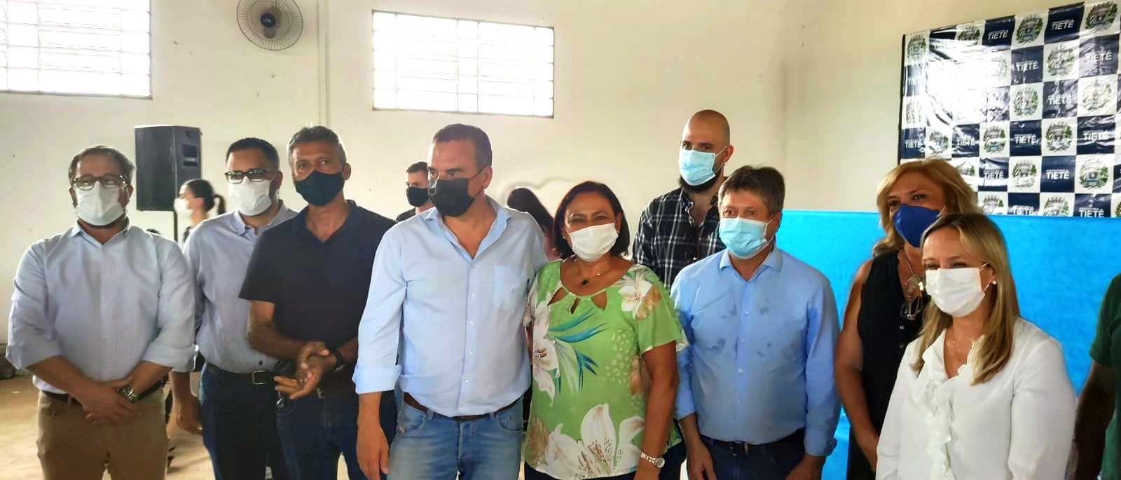 PREFEITO VLAMIR SANDEI ENTREGA TÍTULOS DE REGULARIZAÇÃO FUNDIÁRIA PARA ...