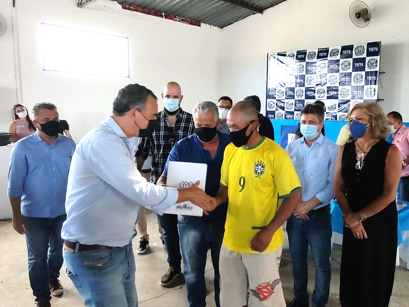 PREFEITO VLAMIR SANDEI ENTREGA TÍTULOS DE REGULARIZAÇÃO FUNDIÁRIA PARA ...