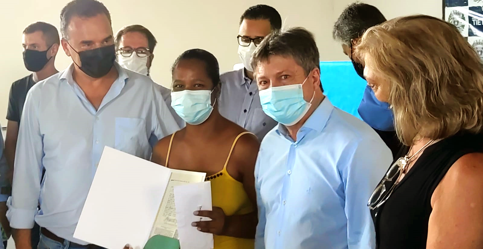 PREFEITO VLAMIR SANDEI ENTREGA TÍTULOS DE REGULARIZAÇÃO FUNDIÁRIA PARA ...