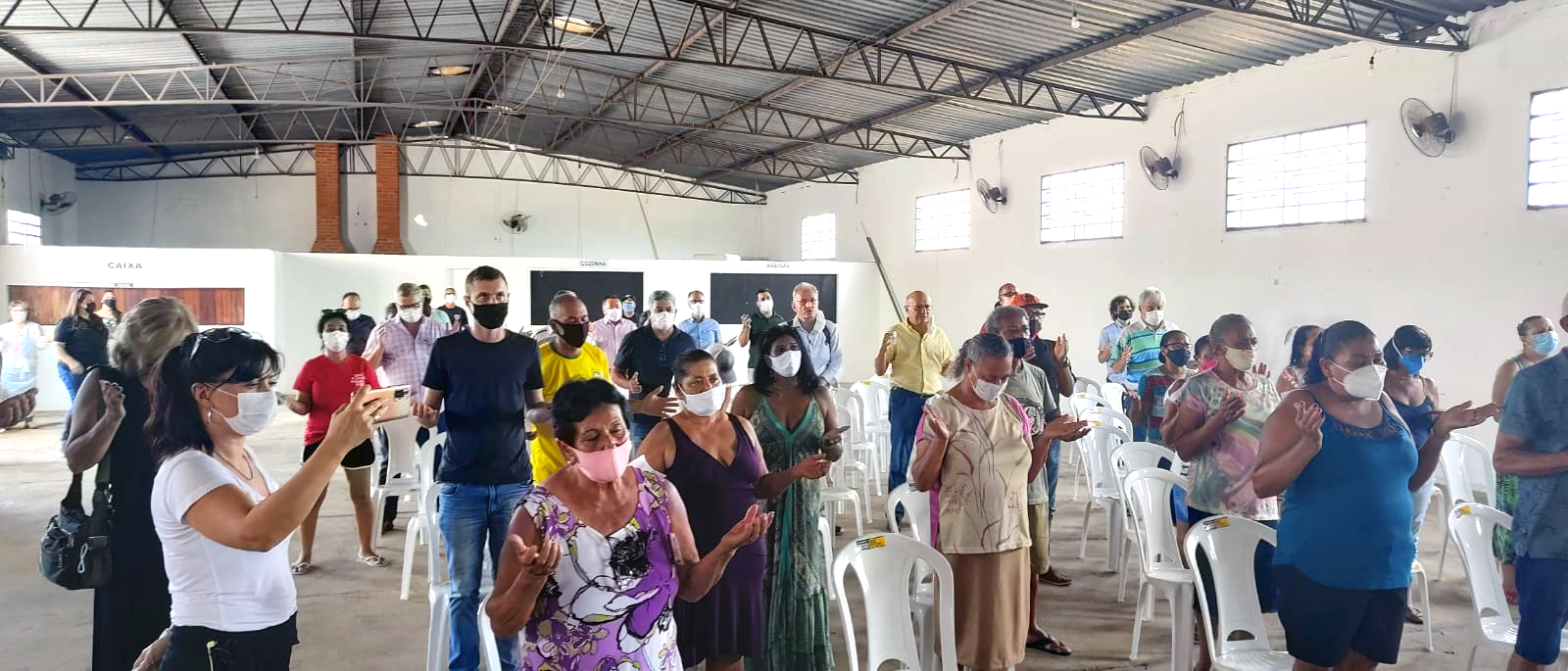 PREFEITO VLAMIR SANDEI ENTREGA TÍTULOS DE REGULARIZAÇÃO FUNDIÁRIA PARA ...